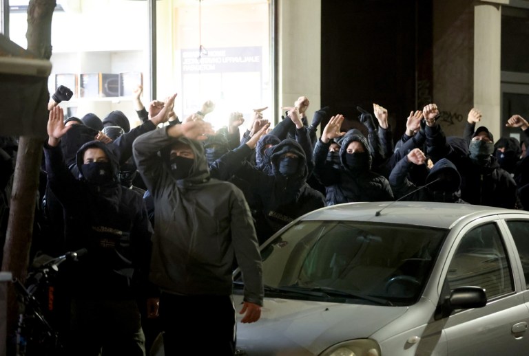 Zagreb: Maskirani muškarci otpjevali svoje ispred Srpskog kulturnog ...